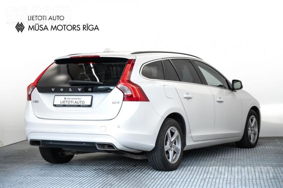 White Volvo V60 2017 in Riga, with an engine capacity of 2.00 L and mileage of 161 thousand km for 9900 €, photo 3 on AUTOMOTO.COM.LV