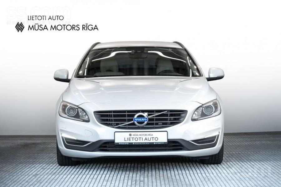 White Volvo V60 2017 in Riga, with an engine capacity of 2.00 L and mileage of 161 thousand km for 9900 €, photo 4 on AUTOMOTO.COM.LV