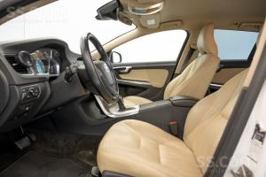 White Volvo V60 2017 in Riga, with an engine capacity of 2.00 L and mileage of 161 thousand km for 9900 €, photo 8 on AUTOMOTO.COM.LV