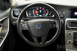 White Volvo V60 2017 in Riga, with an engine capacity of 2.00 L and mileage of 161 thousand km for 9900 €, photo 12 on AUTOMOTO.COM.LV