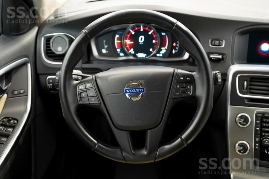 White Volvo V60 2017 in Riga, with an engine capacity of 2.00 L and mileage of 161 thousand km for 9900 €, photo 12 on AUTOMOTO.COM.LV