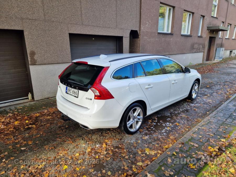 Balts Volvo V60 2017 Tallina, ar dzinēja tilpumu 2.40 L un nobraukumu 266 tūkst. km par 8300 €, foto 3 vietnē AUTOMOTO.COM.LV