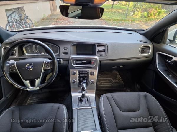 White Volvo V60 2017 in Tallinn, with an engine capacity of 2.40 L and mileage of 266 thousand km for 8300 €, photo 5 on AUTOMOTO.COM.LV