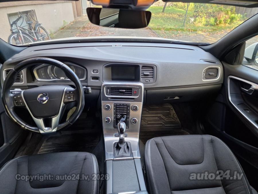 Balts Volvo V60 2017 Tallina, ar dzinēja tilpumu 2.40 L un nobraukumu 266 tūkst. km par 8300 €, foto 5 vietnē AUTOMOTO.COM.LV