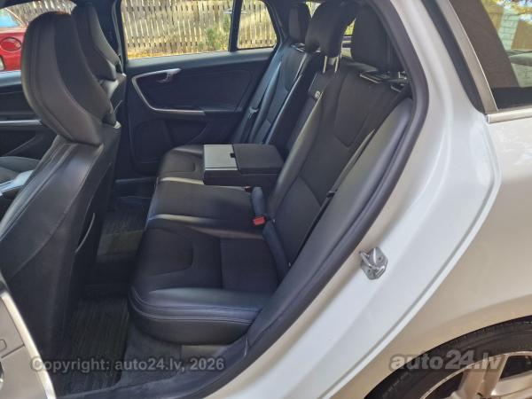 White Volvo V60 2017 in Tallinn, with an engine capacity of 2.40 L and mileage of 266 thousand km for 8300 €, photo 8 on AUTOMOTO.COM.LV