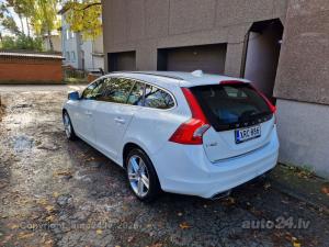 Balts Volvo V60 2017 Tallina, ar dzinēja tilpumu 2.40 L un nobraukumu 266 tūkst. km par 8300 €, foto 10 vietnē AUTOMOTO.COM.LV