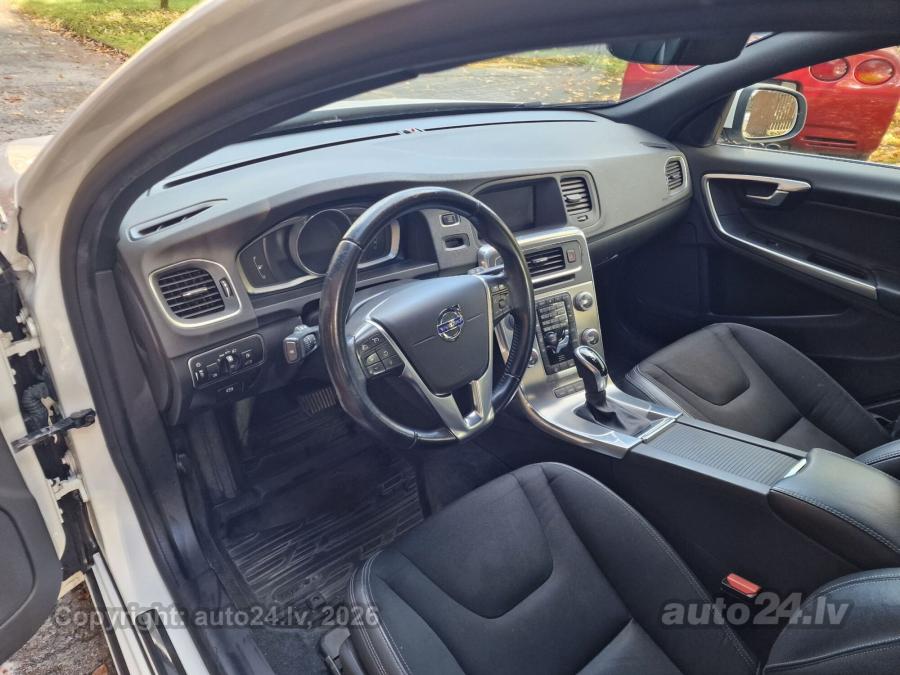 Balts Volvo V60 2017 Tallina, ar dzinēja tilpumu 2.40 L un nobraukumu 266 tūkst. km par 8300 €, foto 12 vietnē AUTOMOTO.COM.LV