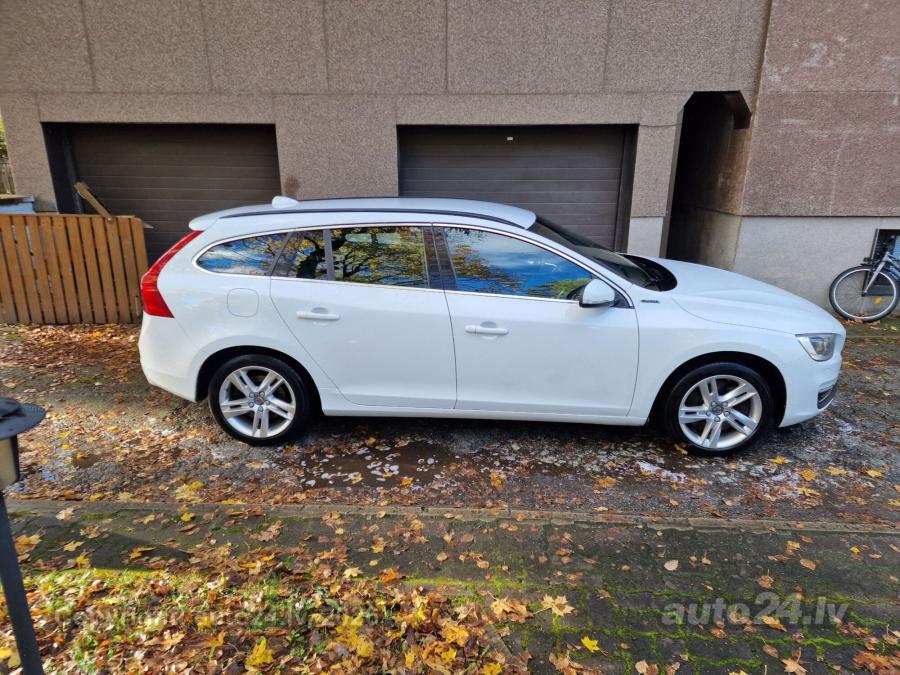 Balts Volvo V60 2017 Tallina, ar dzinēja tilpumu 2.40 L un nobraukumu 266 tūkst. km par 8300 €, foto 14 vietnē AUTOMOTO.COM.LV