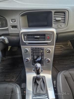 Balts Volvo V60 2017 Tallina, ar dzinēja tilpumu 2.40 L un nobraukumu 266 tūkst. km par 8300 €, foto 17 vietnē AUTOMOTO.COM.LV