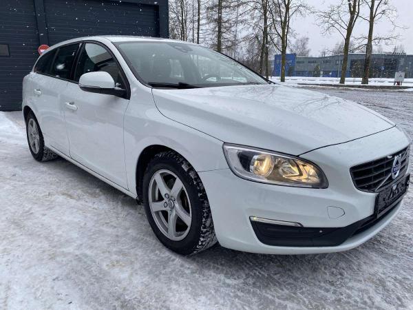 White Volvo V60 2018 in Panevezys, with an engine capacity of 1.97 L and mileage of 250 thousand km for 5950 €, photo 2 on AUTOMOTO.COM.LV