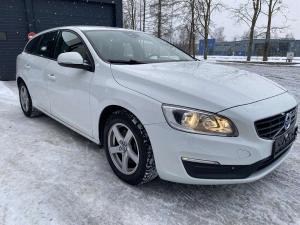 White Volvo V60 2018 in Panevezys, with an engine capacity of 1.97 L and mileage of 250 thousand km for 5950 €, photo 2 on AUTOMOTO.COM.LV
