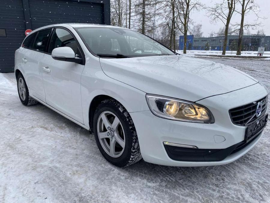 White Volvo V60 2018 in Panevezys, with an engine capacity of 1.97 L and mileage of 250 thousand km for 5950 €, photo 2 on AUTOMOTO.COM.LV