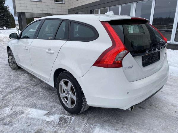 White Volvo V60 2018 in Panevezys, with an engine capacity of 1.97 L and mileage of 250 thousand km for 5950 €, photo 3 on AUTOMOTO.COM.LV
