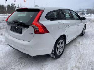 White Volvo V60 2018 in Panevezys, with an engine capacity of 1.97 L and mileage of 250 thousand km for 5950 €, photo 4 on AUTOMOTO.COM.LV