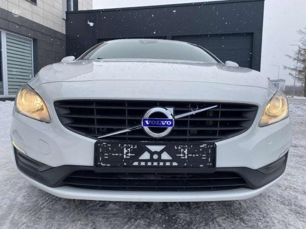 White Volvo V60 2018 in Panevezys, with an engine capacity of 1.97 L and mileage of 250 thousand km for 5950 €, photo 5 on AUTOMOTO.COM.LV