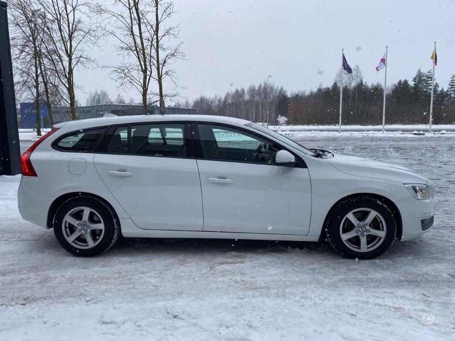 White Volvo V60 2018 in Panevezys, with an engine capacity of 1.97 L and mileage of 250 thousand km for 5950 €, photo 7 on AUTOMOTO.COM.LV
