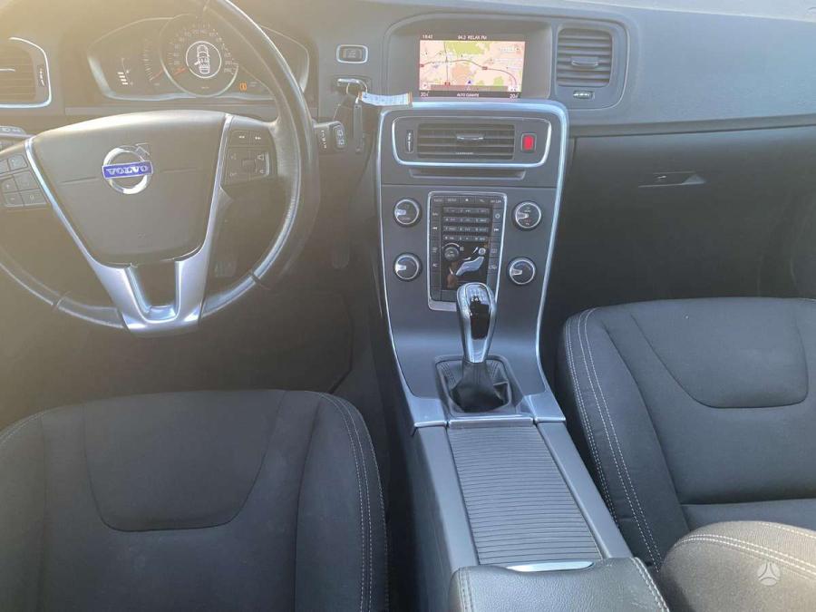 White Volvo V60 2018 in Panevezys, with an engine capacity of 1.97 L and mileage of 250 thousand km for 5950 €, photo 11 on AUTOMOTO.COM.LV