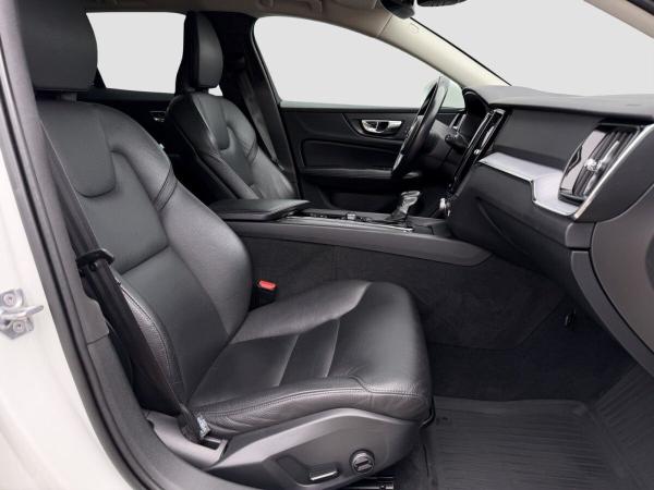 Balts Volvo V60 2018 Pērnava, ar dzinēja tilpumu 2.00 L un nobraukumu 188 tūkst. km par 16900 €, foto 5 vietnē AUTOMOTO.COM.LV