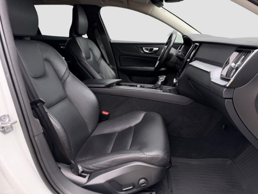White Volvo V60 2018 in Parnu, with an engine capacity of 2.00 L and mileage of 188 thousand km for 16900 €, photo 6 on AUTOMOTO.COM.LV