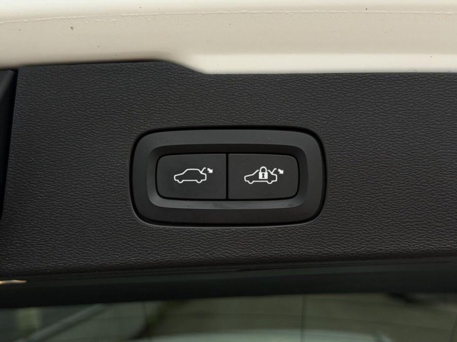 White Volvo V60 2018 in Parnu, with an engine capacity of 2.00 L and mileage of 188 thousand km for 16900 €, photo 21 on AUTOMOTO.COM.LV