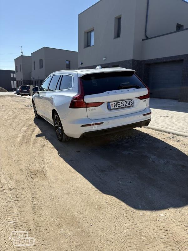 White Volvo V60 2018 in Kaunas, with an engine capacity of 2.00 L and mileage of 399 thousand km for 9800 €, photo 5 on AUTOMOTO.COM.LV