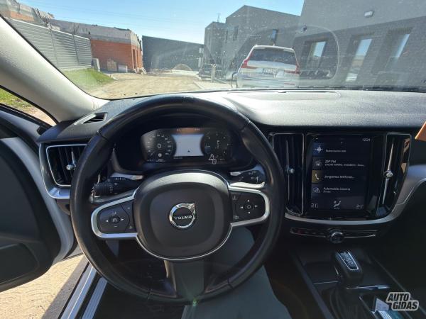 White Volvo V60 2018 in Kaunas, with an engine capacity of 2.00 L and mileage of 399 thousand km for 9800 €, photo 10 on AUTOMOTO.COM.LV