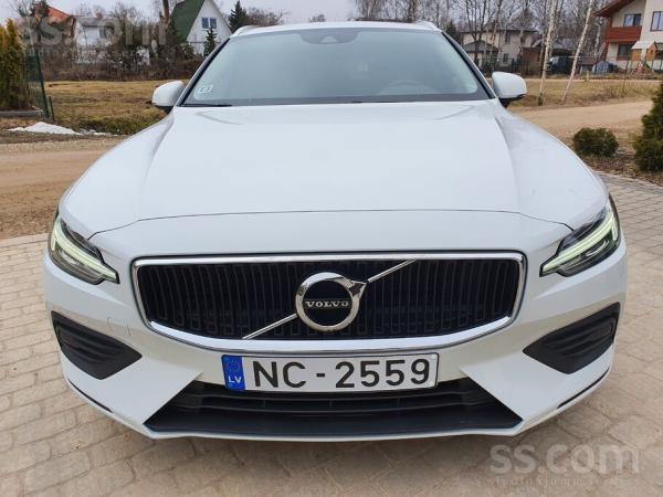 White Volvo V60 2018 in Riga, with an engine capacity of 2.00 L and mileage of 250 thousand km for 14700 €, photo 3 on AUTOMOTO.COM.LV