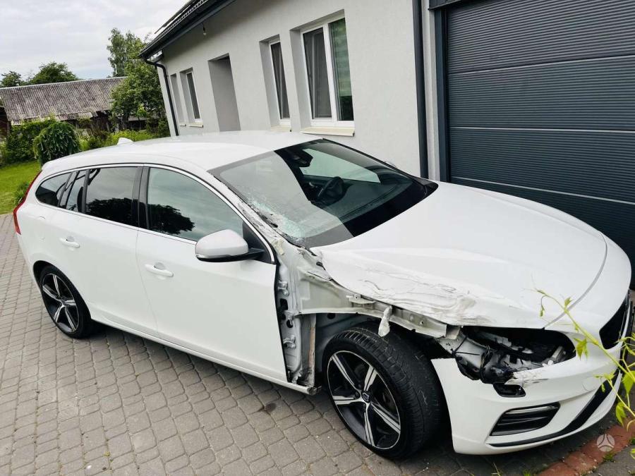Белый Вольво B60 2018 в Тракай, объемом двигателя 1.97 л и пробегом 198 тыс. км за 6490 €, фото 19 на AUTOMOTO.COM.LV