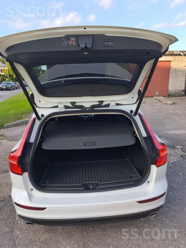 White Volvo V60 2018 in Riga, with an engine capacity of 2.00 L and mileage of 182 thousand km for 11500 €, photo 6 on AUTOMOTO.COM.LV