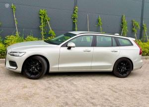 White Volvo V60 2018 in Vilnius, with an engine capacity of 1.97 L and mileage of 260 thousand km for 10950 €, photo 4 on AUTOMOTO.COM.LV