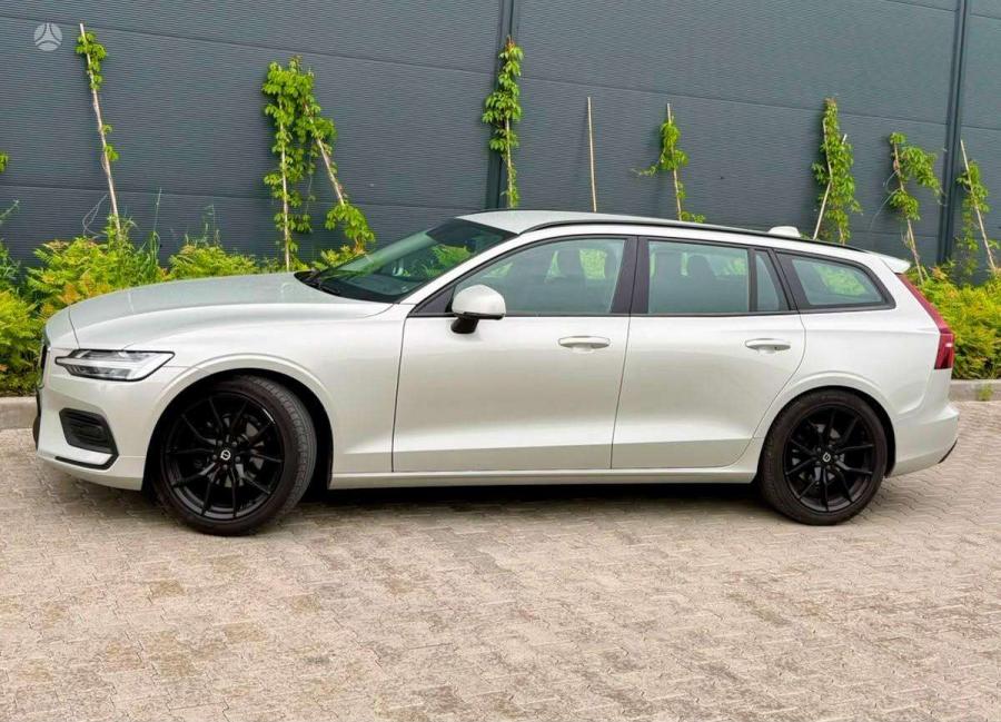 White Volvo V60 2018 in Vilnius, with an engine capacity of 1.97 L and mileage of 260 thousand km for 10950 €, photo 4 on AUTOMOTO.COM.LV