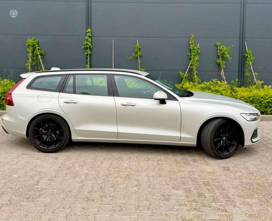 White Volvo V60 2018 in Vilnius, with an engine capacity of 1.97 L and mileage of 260 thousand km for 10950 €, photo 5 on AUTOMOTO.COM.LV
