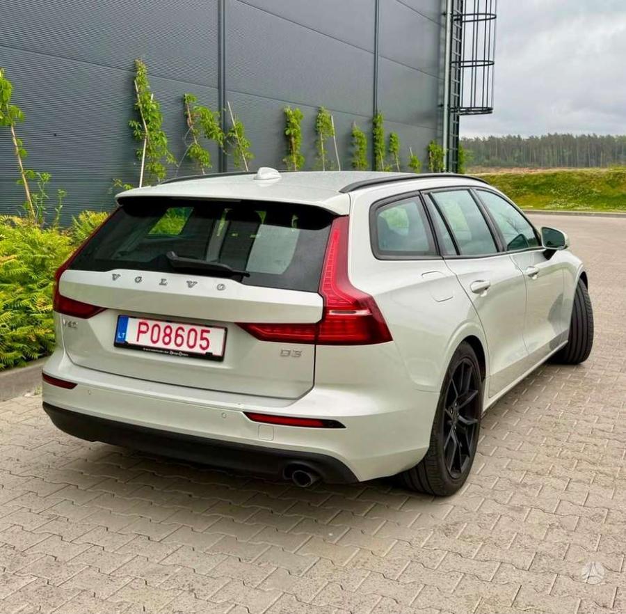 White Volvo V60 2018 in Vilnius, with an engine capacity of 1.97 L and mileage of 260 thousand km for 10950 €, photo 6 on AUTOMOTO.COM.LV