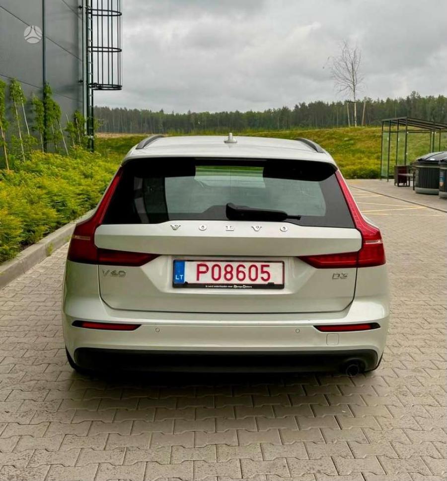 White Volvo V60 2018 in Vilnius, with an engine capacity of 1.97 L and mileage of 260 thousand km for 10950 €, photo 8 on AUTOMOTO.COM.LV