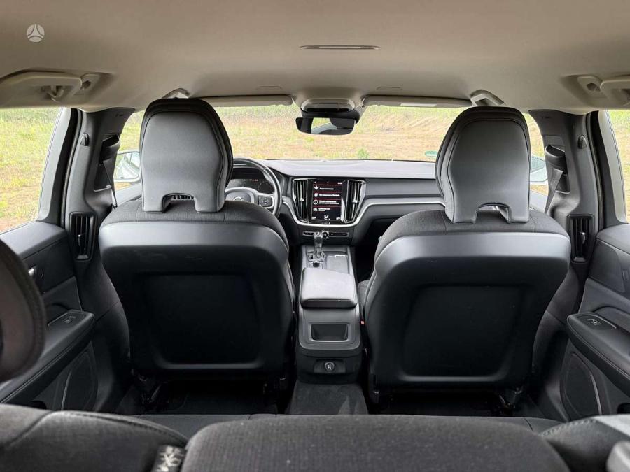 White Volvo V60 2018 in Vilnius, with an engine capacity of 1.97 L and mileage of 260 thousand km for 10950 €, photo 12 on AUTOMOTO.COM.LV