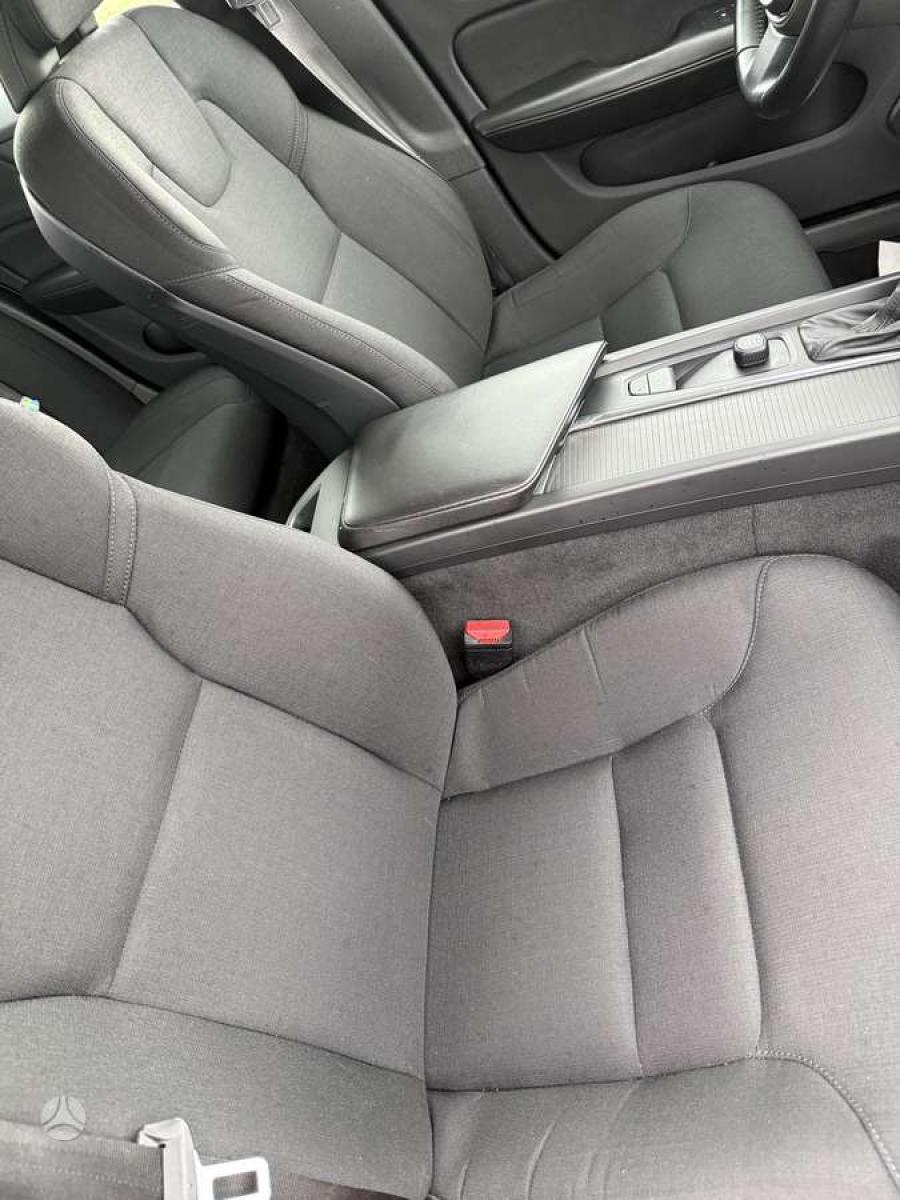 White Volvo V60 2018 in Vilnius, with an engine capacity of 1.97 L and mileage of 260 thousand km for 10950 €, photo 16 on AUTOMOTO.COM.LV