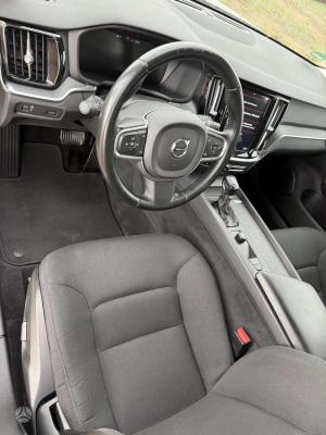 White Volvo V60 2018 in Vilnius, with an engine capacity of 1.97 L and mileage of 260 thousand km for 10950 €, photo 17 on AUTOMOTO.COM.LV