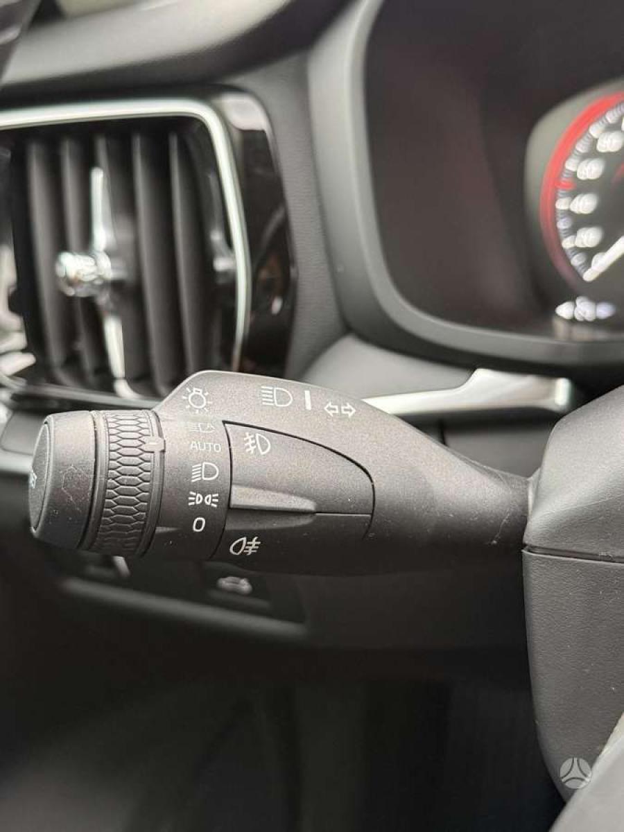 White Volvo V60 2018 in Vilnius, with an engine capacity of 1.97 L and mileage of 260 thousand km for 10950 €, photo 23 on AUTOMOTO.COM.LV