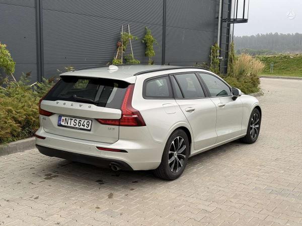 White Volvo V60 2018 in Vilnius, with an engine capacity of 1.97 L and mileage of 265 thousand km for 10300 €, photo 6 on AUTOMOTO.COM.LV