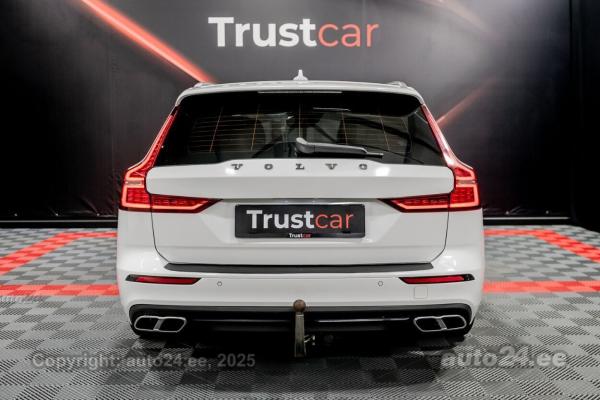White Volvo V60 2019 in Parnu, with an engine capacity of 2.00 L and mileage of 274 thousand km for 15800 €, photo 11 on AUTOMOTO.COM.LV
