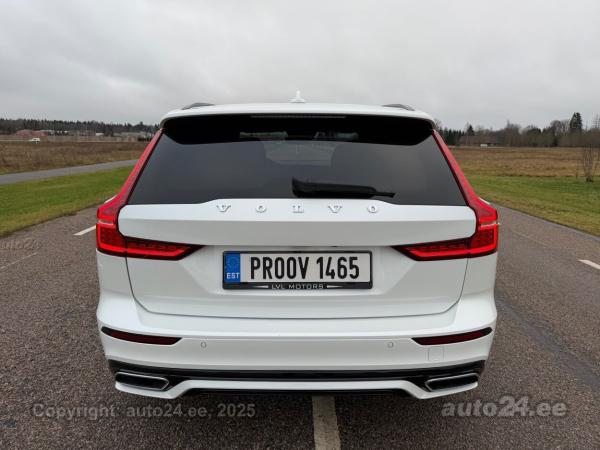 White Volvo V60 2019 in Tallinn, with an engine capacity of 0.00 L and mileage of 229 thousand km for 17990 €, photo 11 on AUTOMOTO.COM.LV