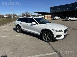 White Volvo V60 2019 in Riga, with an engine capacity of 2.00 L and mileage of 189 thousand km for 19200 €, photo 3 on AUTOMOTO.COM.LV