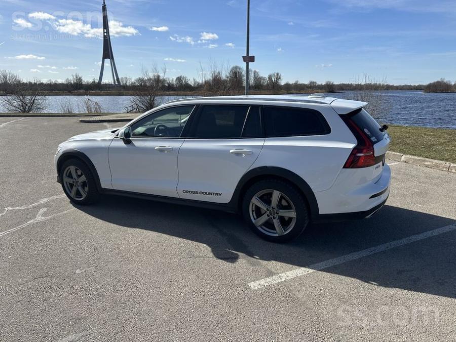 White Volvo V60 2019 in Riga, with an engine capacity of 2.00 L and mileage of 189 thousand km for 19200 €, photo 4 on AUTOMOTO.COM.LV