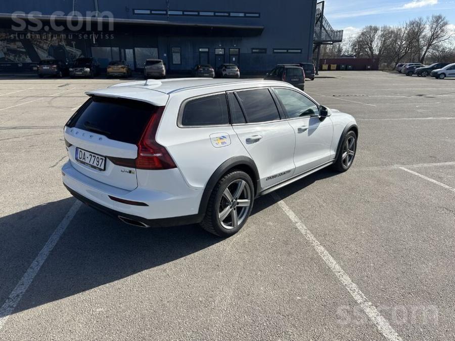 White Volvo V60 2019 in Riga, with an engine capacity of 2.00 L and mileage of 189 thousand km for 19200 €, photo 5 on AUTOMOTO.COM.LV