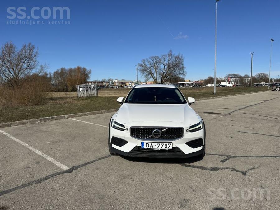 White Volvo V60 2019 in Riga, with an engine capacity of 2.00 L and mileage of 189 thousand km for 19200 €, photo 6 on AUTOMOTO.COM.LV