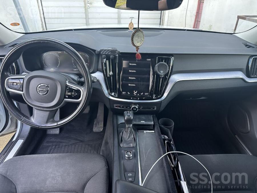 White Volvo V60 2019 in Riga, with an engine capacity of 2.00 L and mileage of 189 thousand km for 19200 €, photo 10 on AUTOMOTO.COM.LV