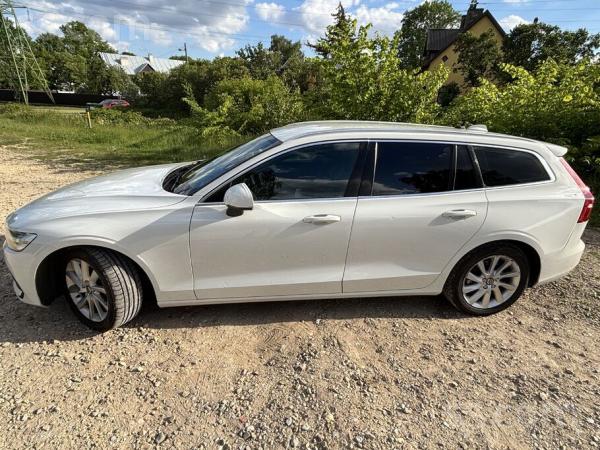 White Volvo V60 2019 in Riga, with an engine capacity of 2.00 L and mileage of 233 thousand km for 17500 €, photo 5 on AUTOMOTO.COM.LV
