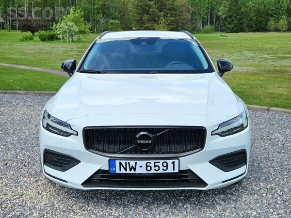 White Volvo V60 2019 in Ogre, with an engine capacity of 2.00 L and mileage of 211 thousand km for 12500 €, photo 2 on AUTOMOTO.COM.LV