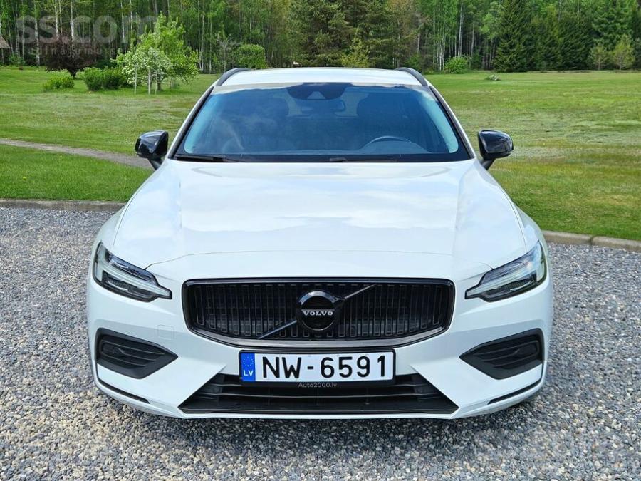 White Volvo V60 2019 in Ogre, with an engine capacity of 2.00 L and mileage of 211 thousand km for 12500 €, photo 3 on AUTOMOTO.COM.LV
