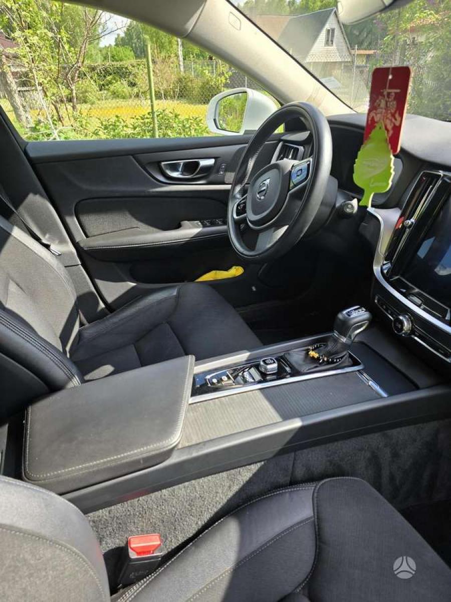 Balts Volvo V60 2019 Šauļi, ar dzinēja tilpumu 1.97 L un nobraukumu 62 tūkst. km par 24500 €, foto 14 vietnē AUTOMOTO.COM.LV